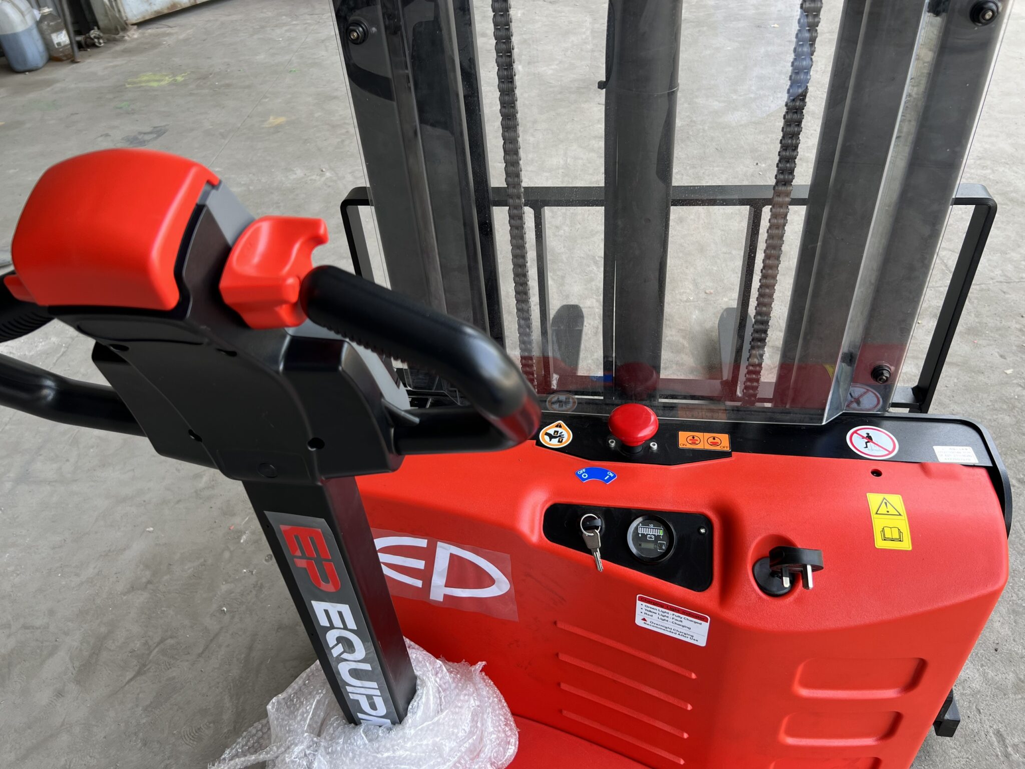 Xe nâng điện chân rộng ES15-33DM - 1.5 tấn nâng hạ pallet 1 và 2 mặt.